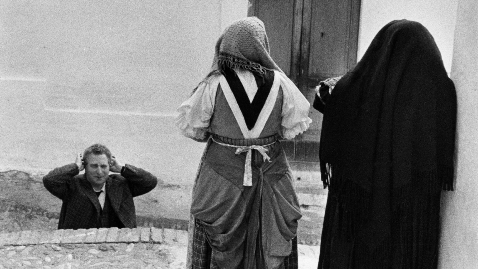 La Lucania nelle fotografie di Mario Carbone per Carlo Levi | Circolo ...